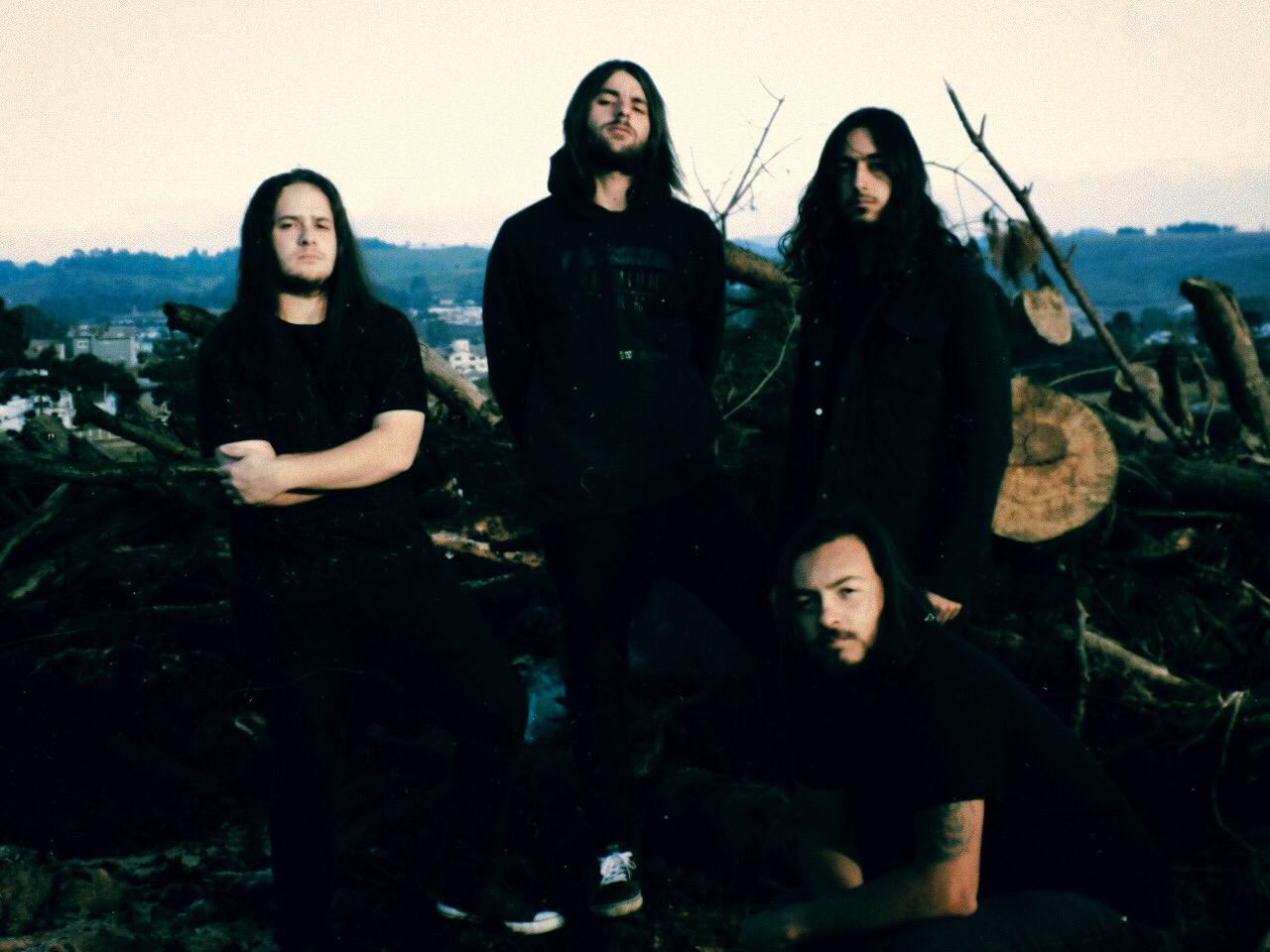 Dead Jungle Sledge lança disco cheio de riffs agressivos e passagens ...