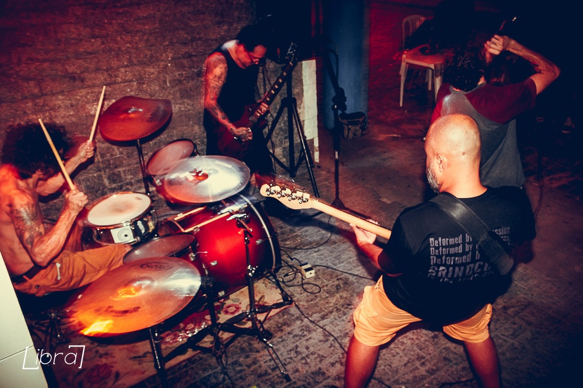 Speaker Destroyer Machine exalta anos 90 em Mitomaniac - Headbangers News