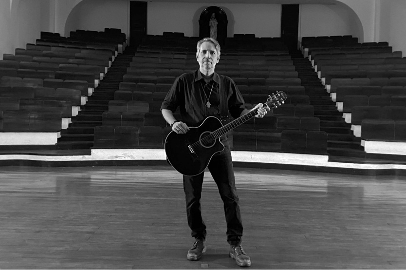 Felipe Machado lança videoclipe de 'Quinze Anos', filmado no palco em ...