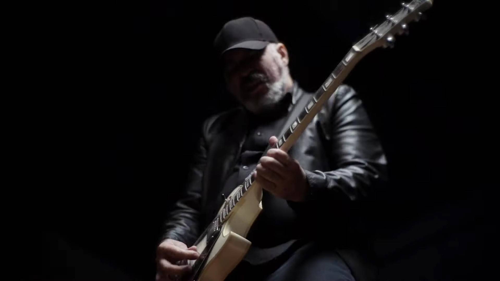 Val Santos lança clipe intenso de 'Fire' - Headbangers News