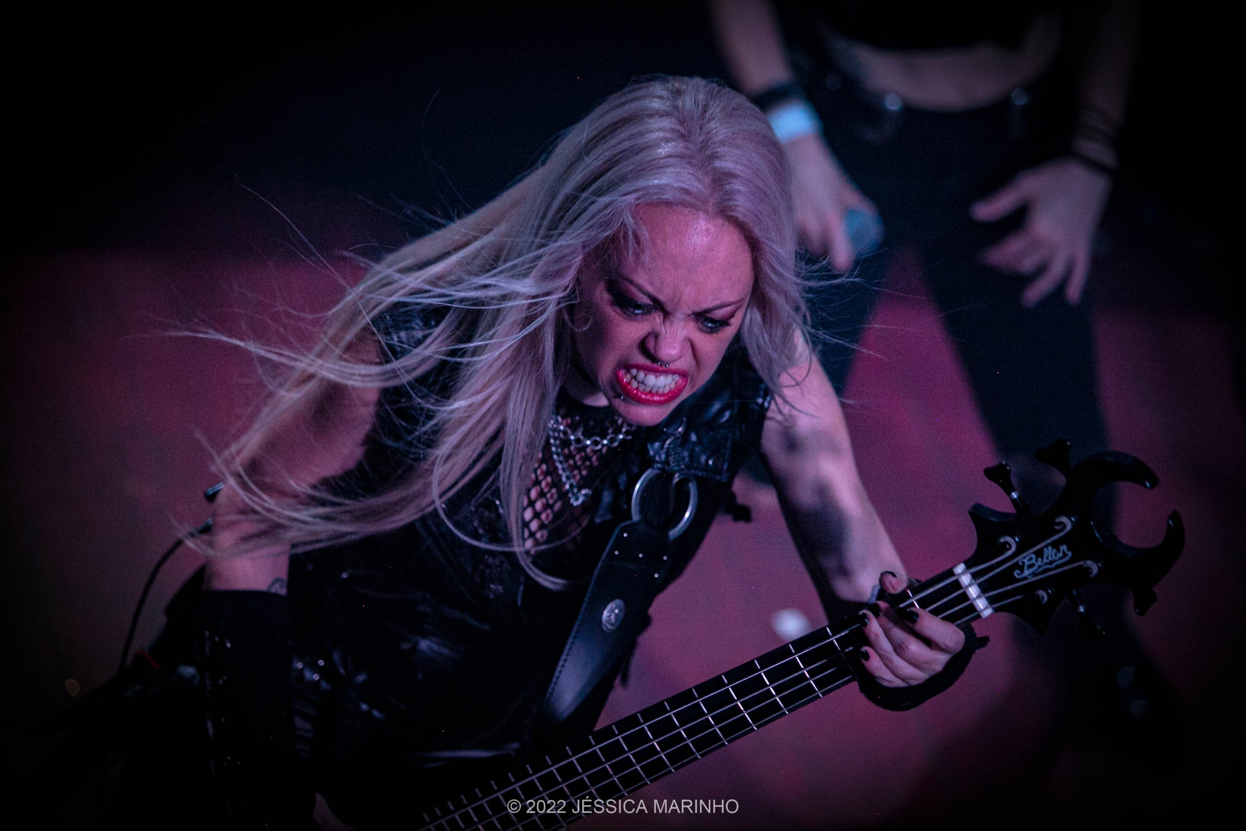 Nervosa anuncia que a baixista Mia Wallace não virá para a tour latino ...