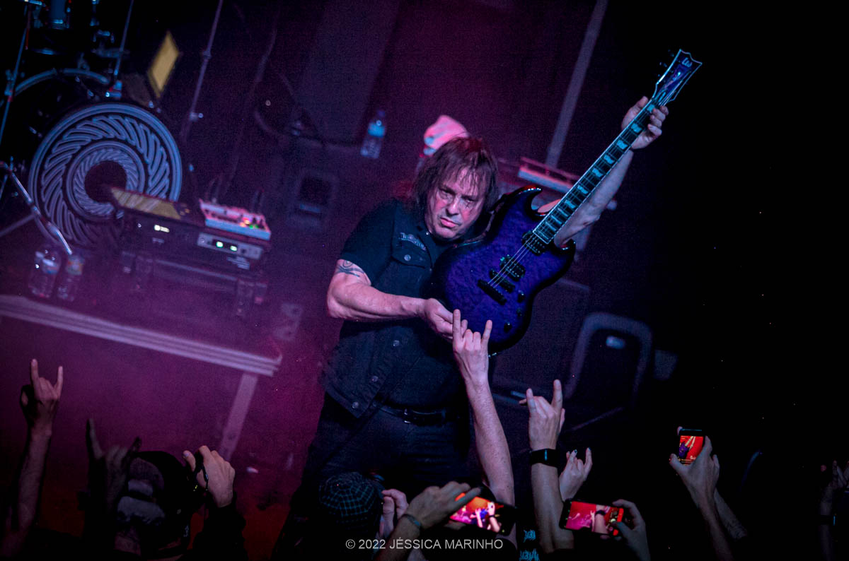 Ross The Boss celebra o heavy metal junto aos fãs, acompanhado do Cobra ...