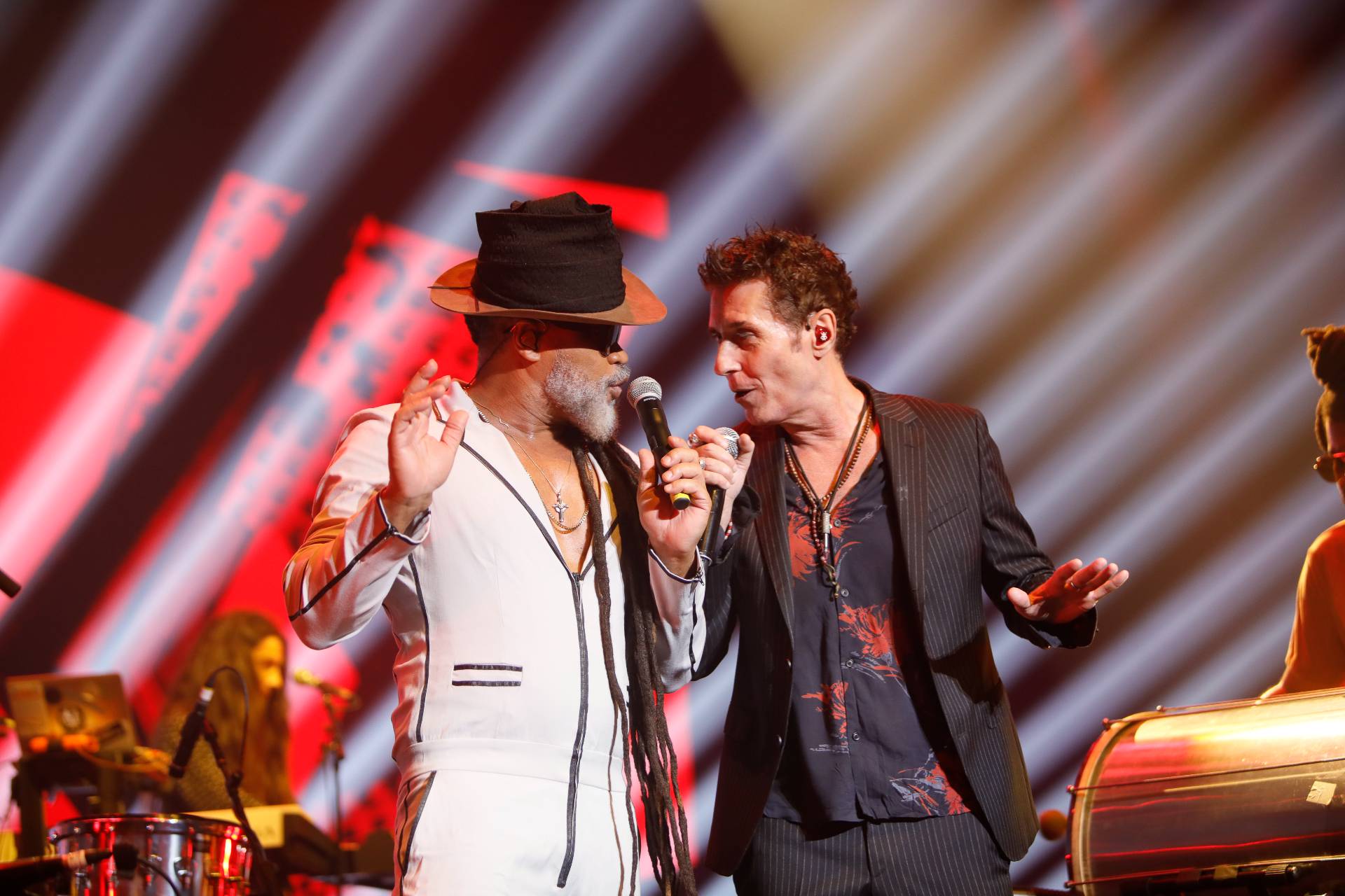 Capital Inicial lança clipe de 'Música Urbana' com Carlinhos Brown e ...