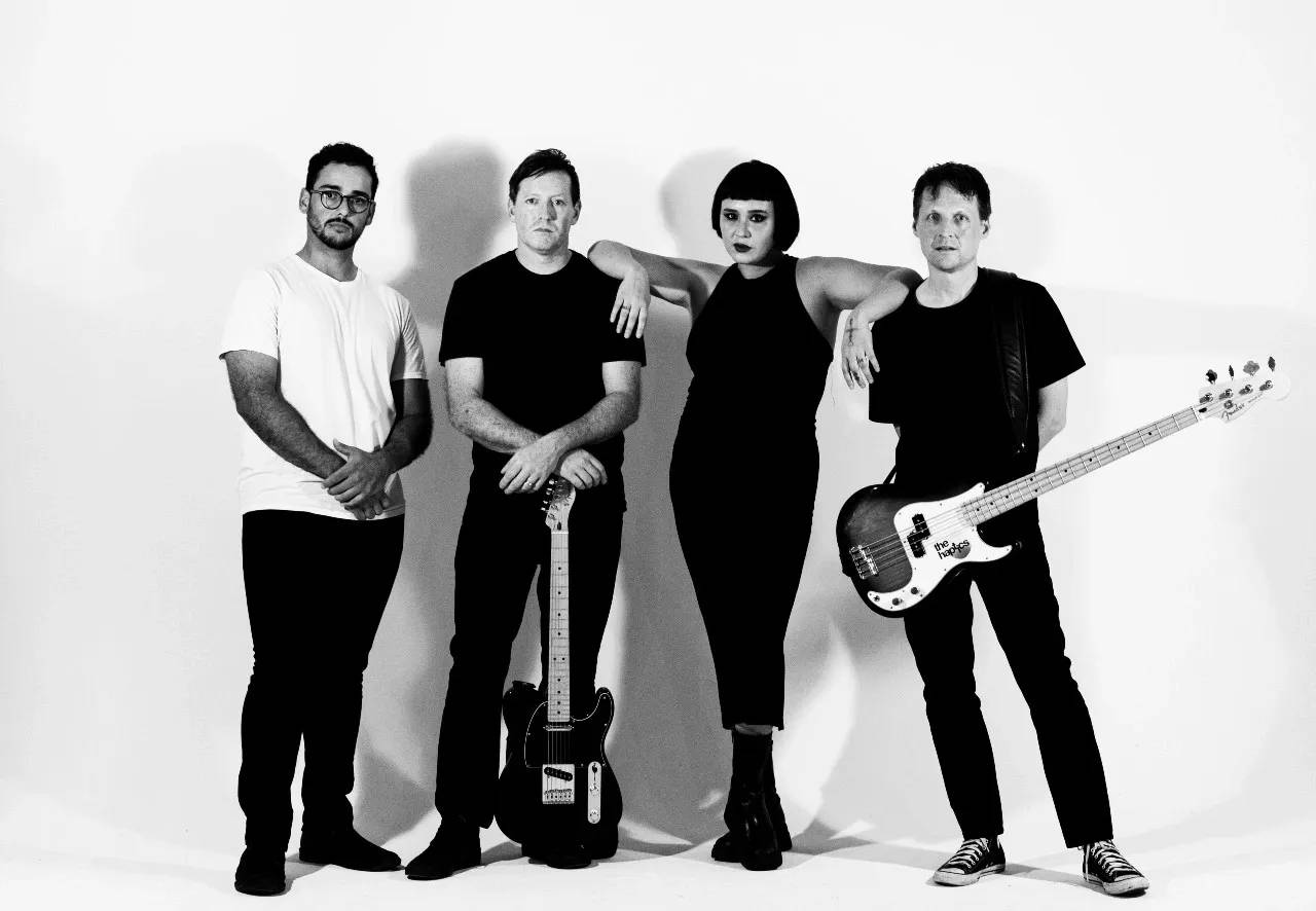 Entregando uma mistura revigorante e espirituosa de Rock e Post-Punk ...