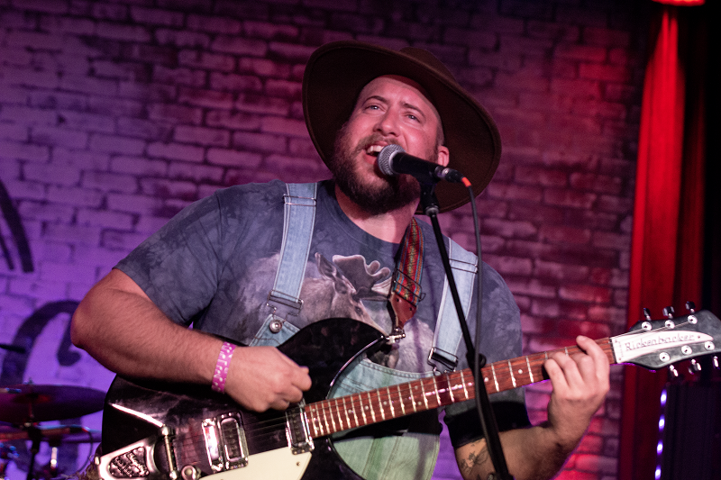 Bradley Copper Kettle & Friends lança single "Sleeve" - Headbangers News