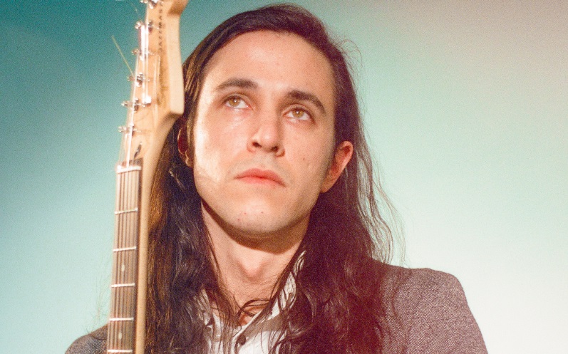 Loose Bolts: cantor de folk rock lança single "Judy" - Headbangers News