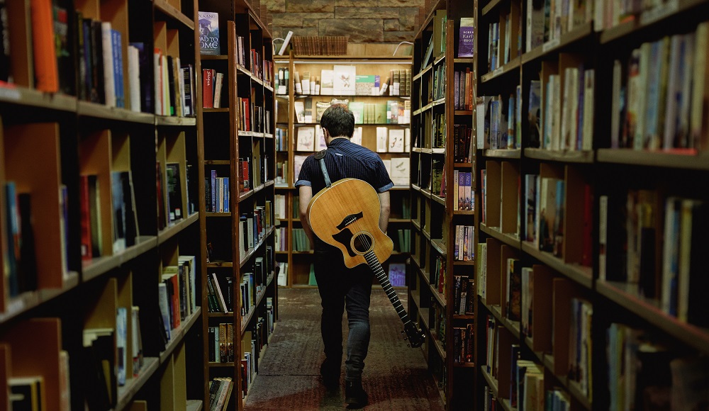 Kewen lança álbum de estreia; Ouça 'Chapters' - Headbangers News