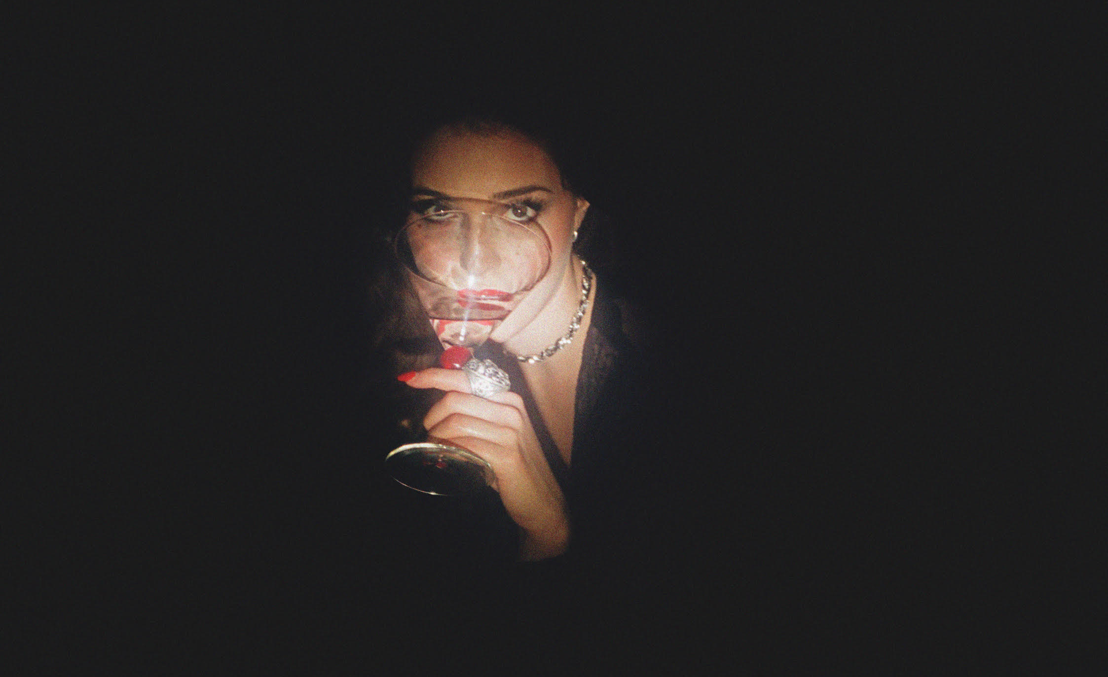 Matya estreia no indie rock com single "Nobody's Home" - Headbangers News