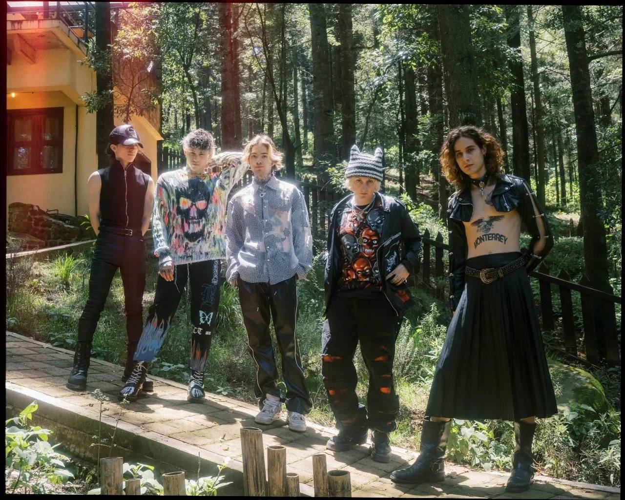 Love Ghost se une aos mexicanos do Whiplash no hino pop-punk 'Left On ...