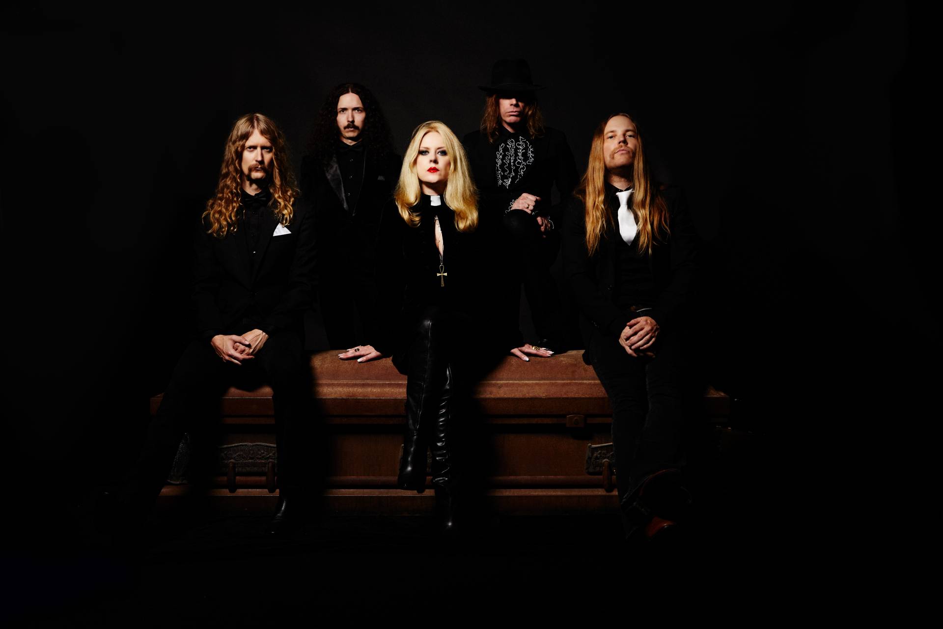 Lucifer lança cover da canção de Leonard Cohen 'Who By Fire' com a ...