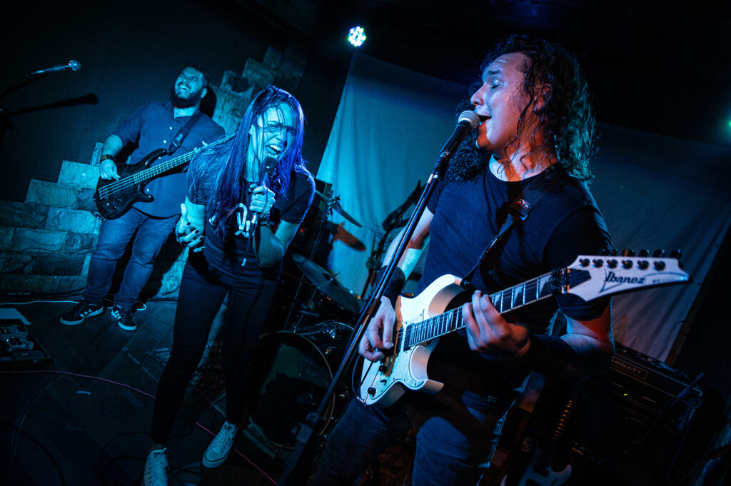 Banda Lowd lança versão ao vivo de "What You Give" com participação de ...