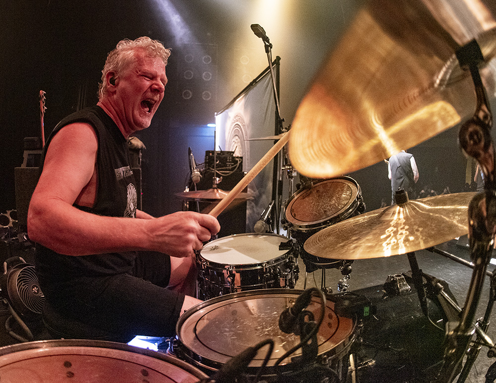 Simon Dawson assume a bateria do Iron Maiden em 2025 - Headbangers News